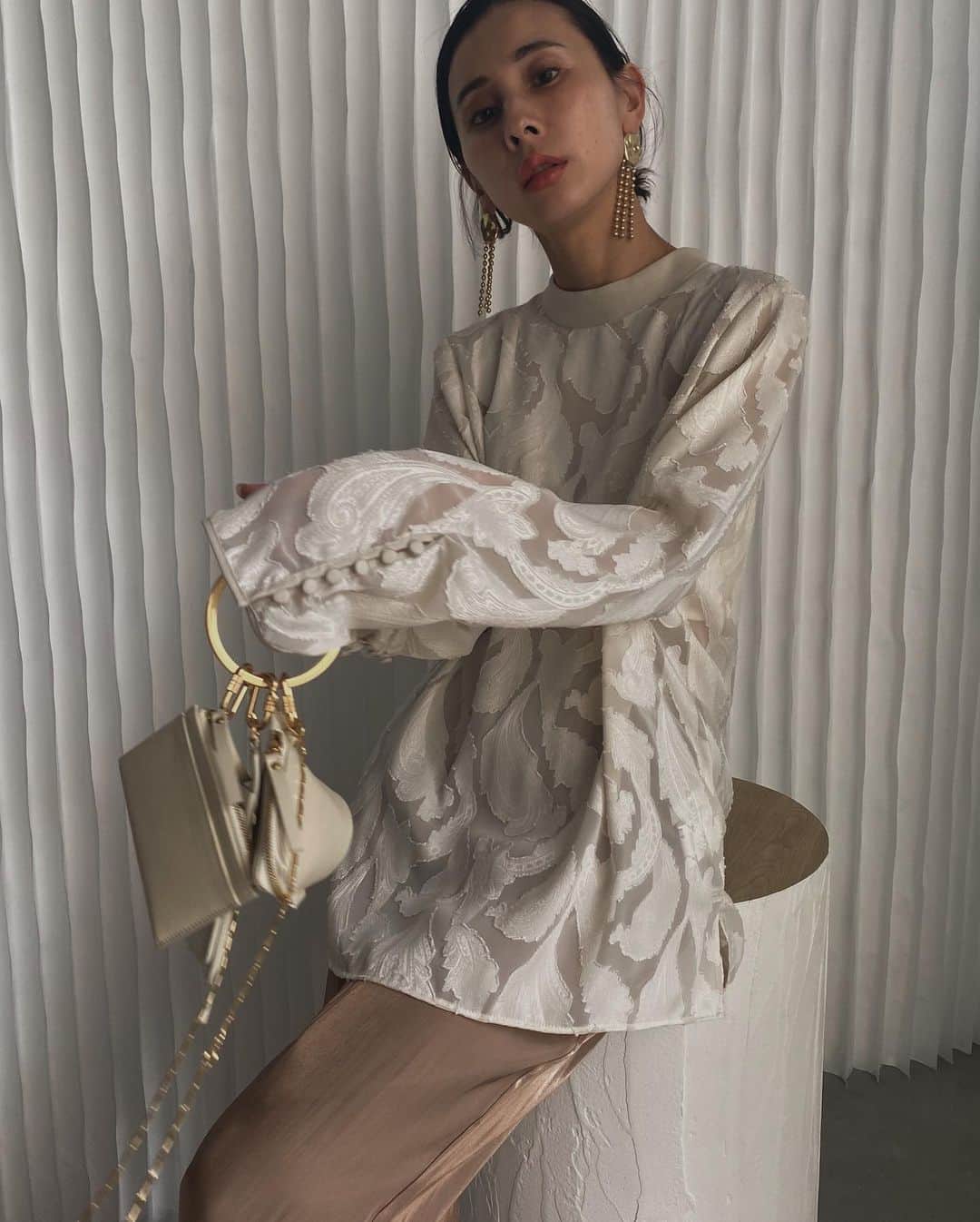 黒石奈央子さんのインスタグラム写真 - (黒石奈央子Instagram)「あめりふく . . HAOKAN BACK RIBBON BLOUSE ¥.16000 8/4 GLOSSY LONG ...