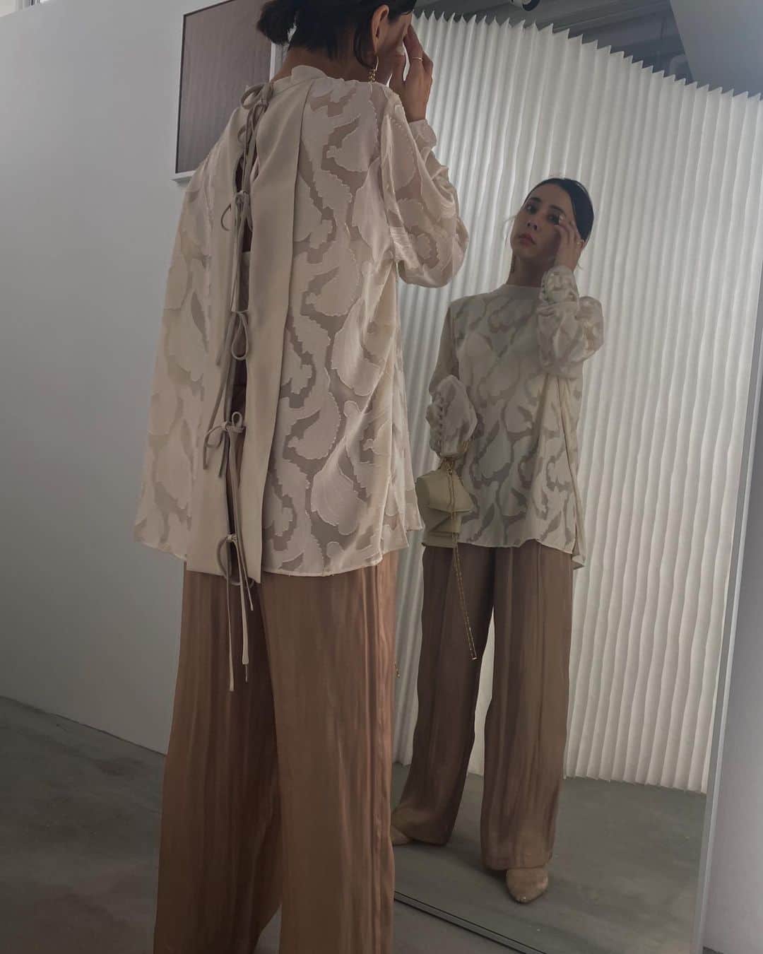 黒石奈央子さんのインスタグラム写真 - (黒石奈央子Instagram)「あめりふく . . HAOKAN BACK RIBBON BLOUSE ¥.16000 8/4 GLOSSY LONG ...