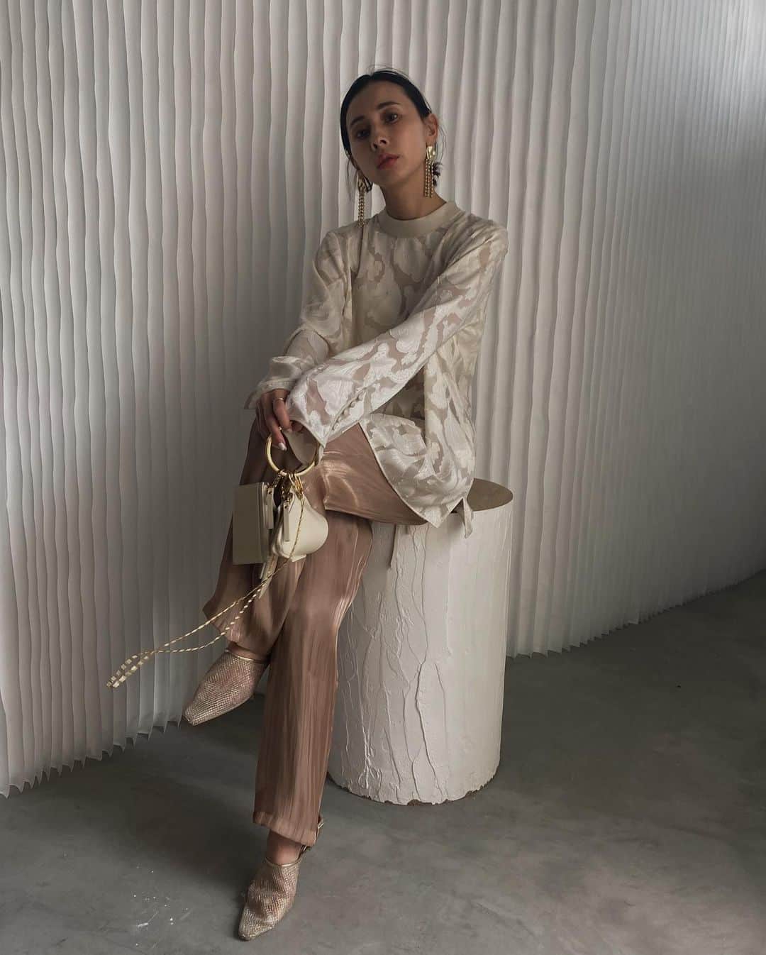 黒石奈央子さんのインスタグラム写真 - (黒石奈央子Instagram)「あめりふく . . HAOKAN BACK RIBBON BLOUSE ¥.16000 8/4 GLOSSY LONG ...