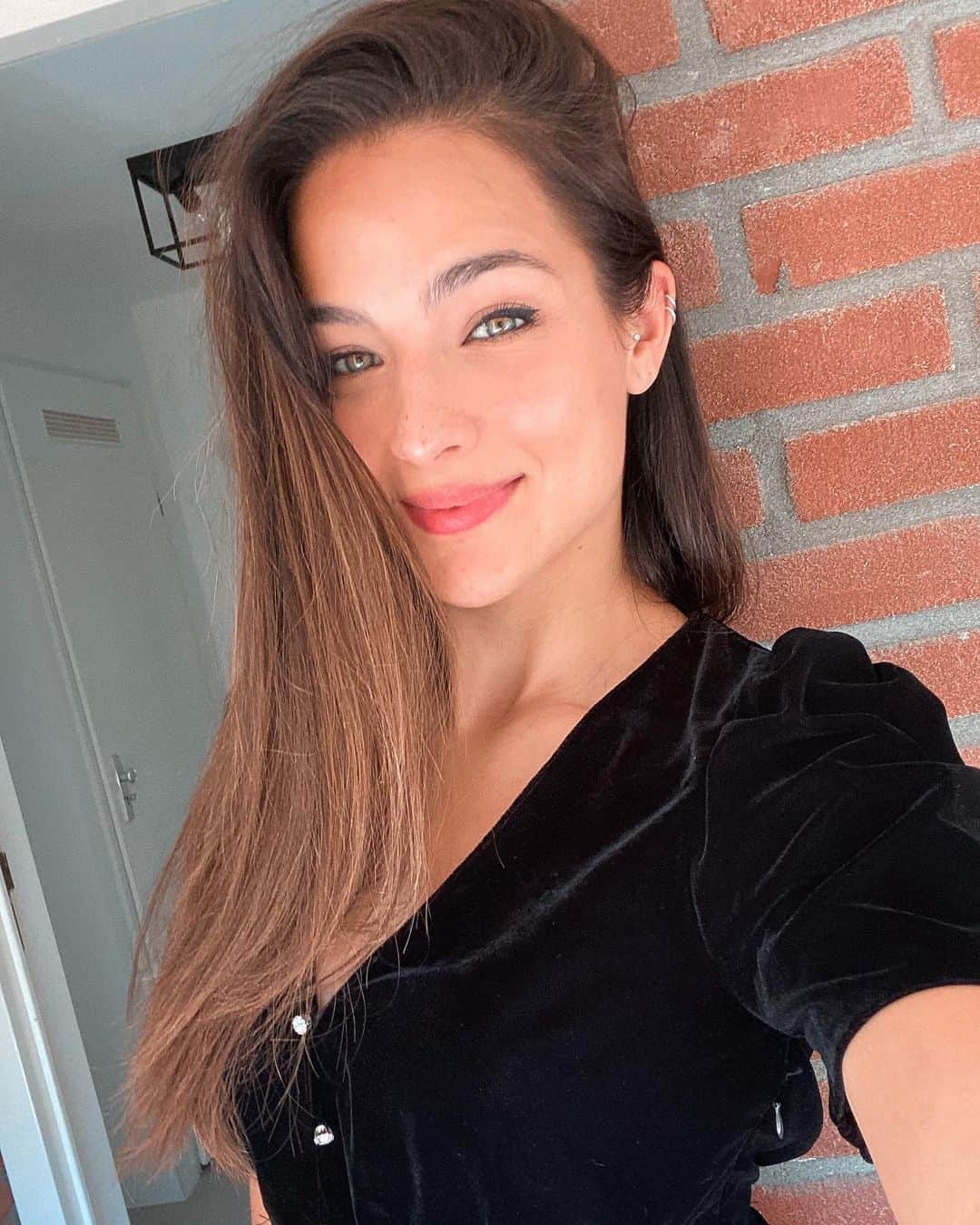 Dutchさんのインスタグラム写真 - (DutchInstagram)「Off into the weekend like..🙋🏻‍♀️ ...