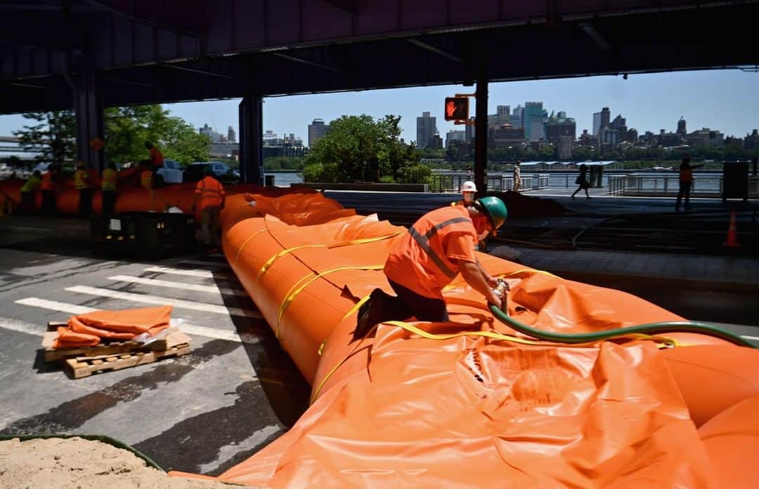 NBC Newsさんのインスタグラム写真 - (NBC NewsInstagram)「Workers set up temporary ...