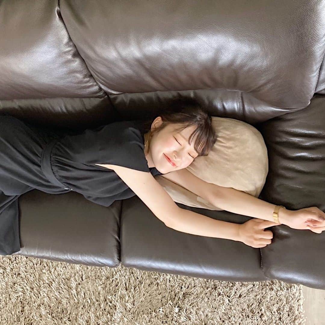 橋本紗奈さんのインスタグラム写真 - (橋本紗奈Instagram)「ごろーん。 . 夏バテ〜 . . . #夏バテ #暑い #黒ワンピース ...