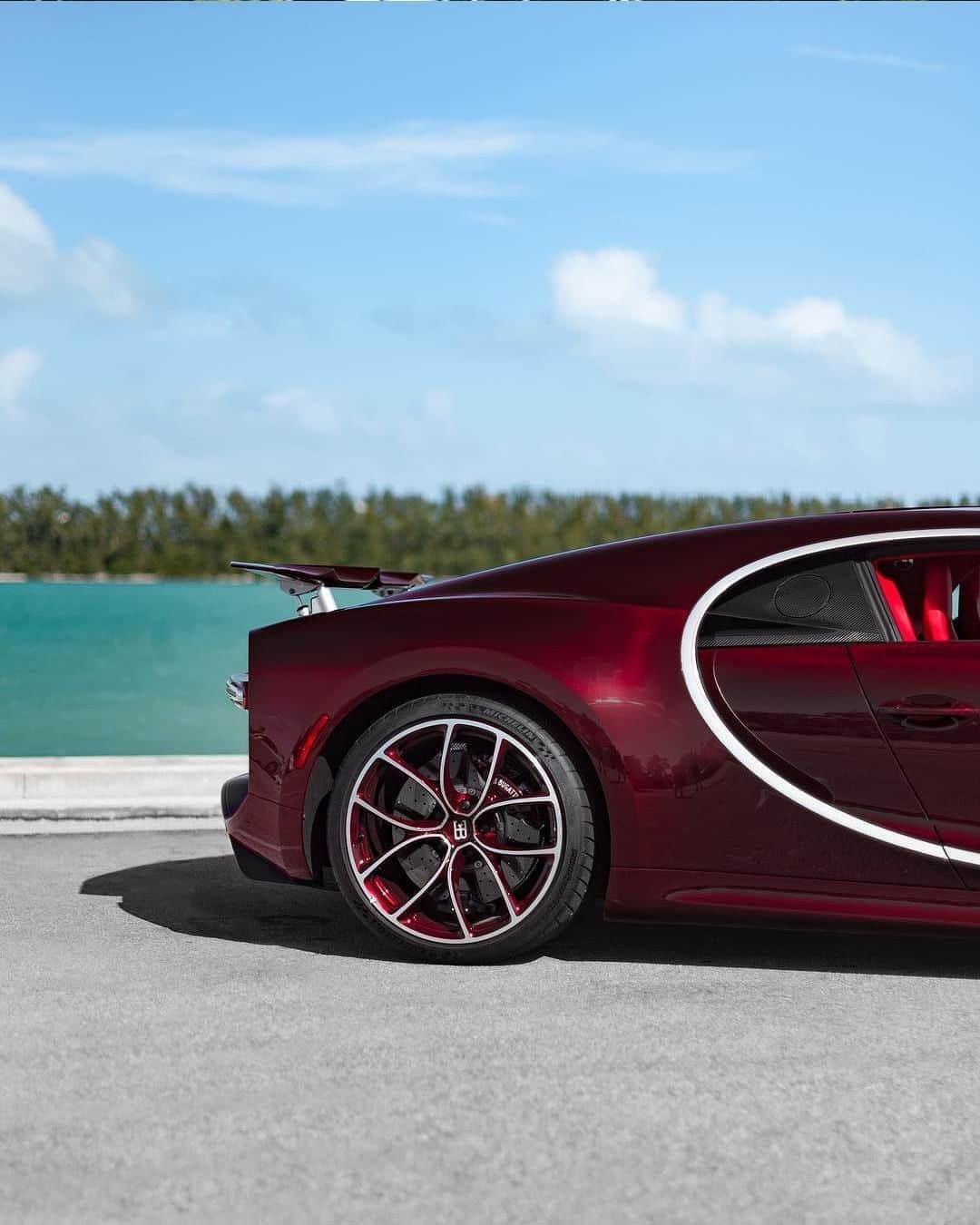 ブガッティさんのインスタグラム写真 - (ブガッティInstagram)「That iconic BUGATTI C-line and the ...