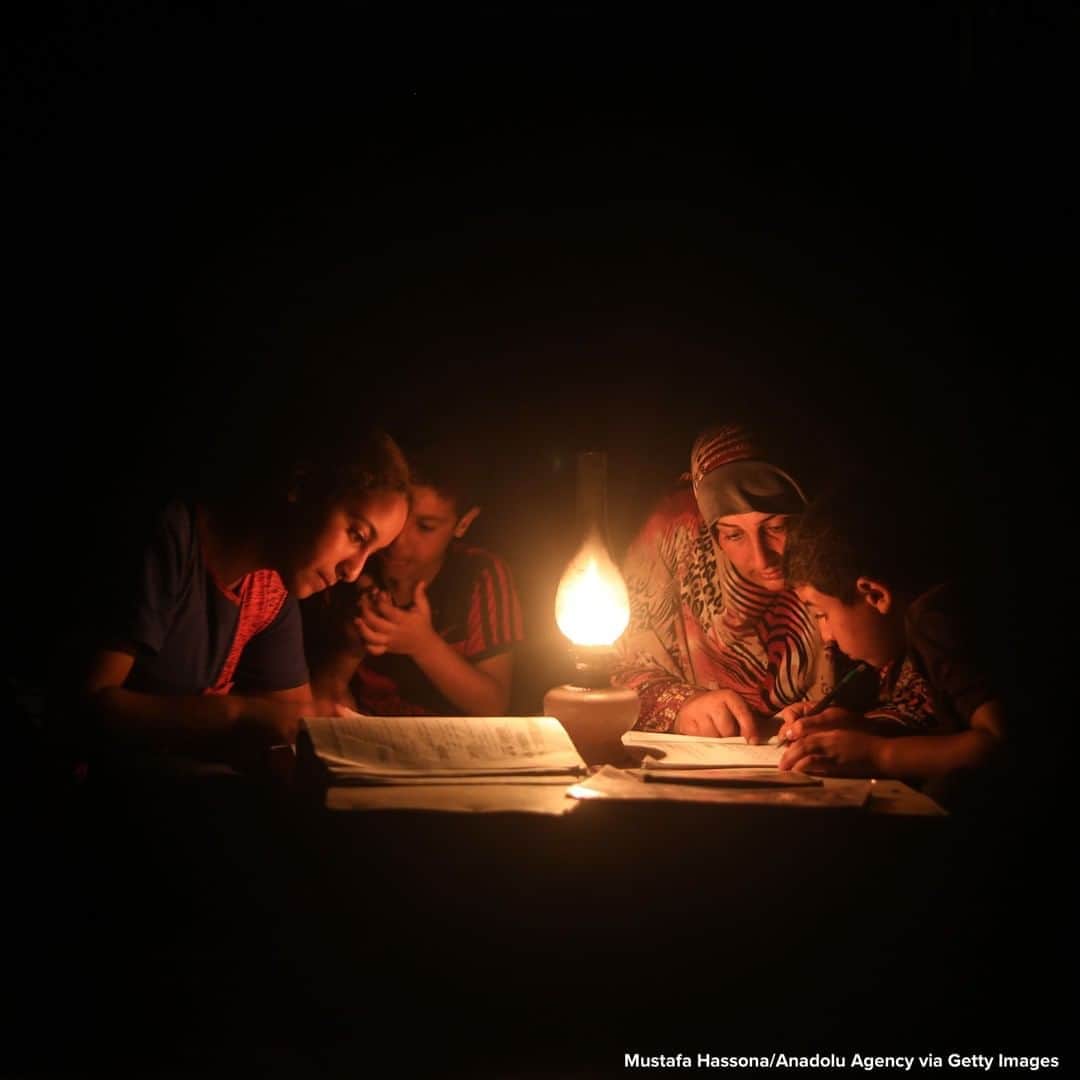 ABC Newsさんのインスタグラム写真 - (ABC NewsInstagram)「Woman helps children study ...