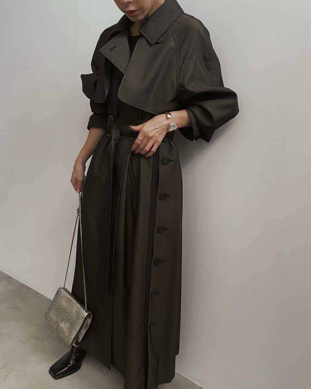 黒石奈央子さんのインスタグラム写真 - (黒石奈央子Instagram)「あめりふく . . MINIMAL FLARE LONG COAT ¥45000 9/1 TOWN VOLUME ...