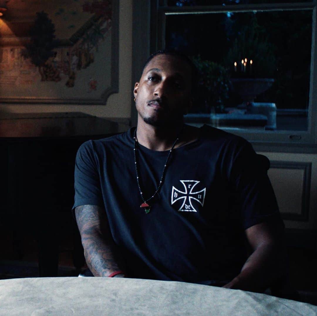 Vevoさんのインスタグラム写真 - (VevoInstagram)「Beware the snakes, they're ...