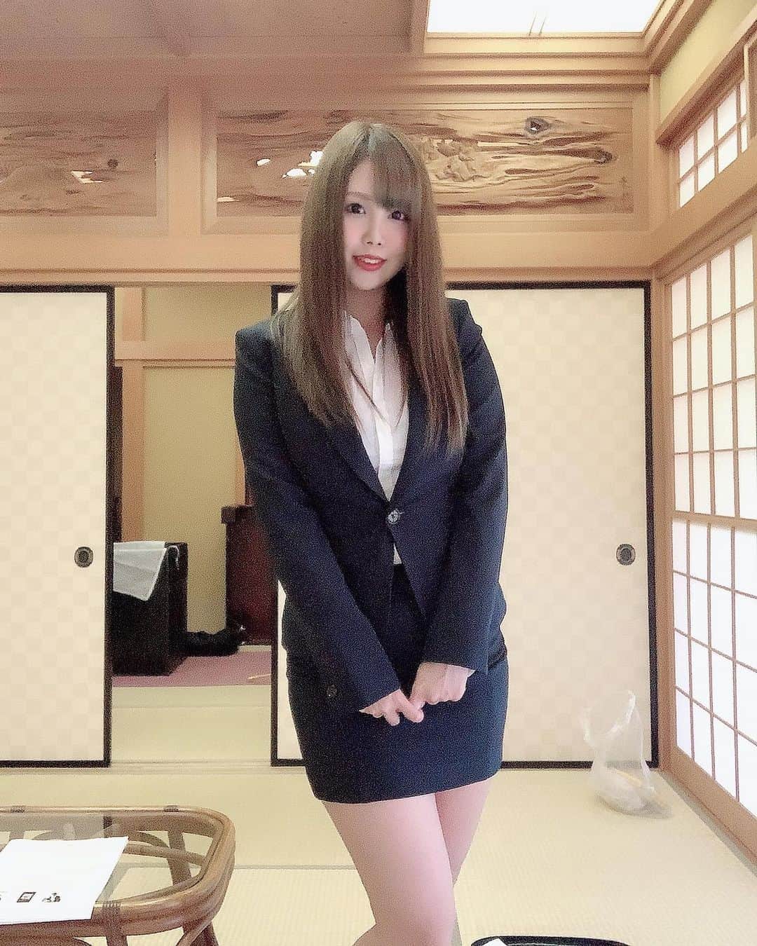 瀬乃ひなたさんのインスタグラム写真 - (瀬乃ひなたInstagram)「この前撮影できたOLスーツ👩‍💼 . 新米OLなのに髪は明るいわスカート短いわw でもスーツ似合うよね🤔？w ...