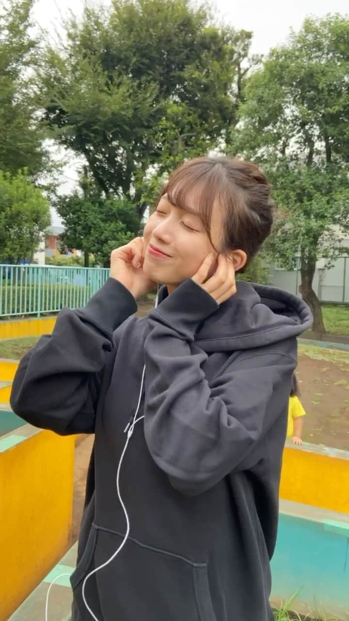 樋口花果さんのインスタグラム動画 - (樋口花果Instagram)「切なソング #秋コーデ 🍁 #魔法の絨毯 #リール #彼女 #彼女感 #公園 #ミスコン #パーカー女子」9月13日 21 ...