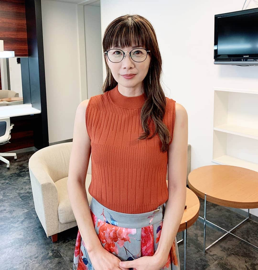 富永美樹さんのインスタグラム写真 - (富永美樹Instagram)「最近#目 の調子が良くなくて昨日の#収録 はとうとう#眼鏡 で… もはや#誰 ？状態😅 #めがね女子 あ、違う#めがねおば ...