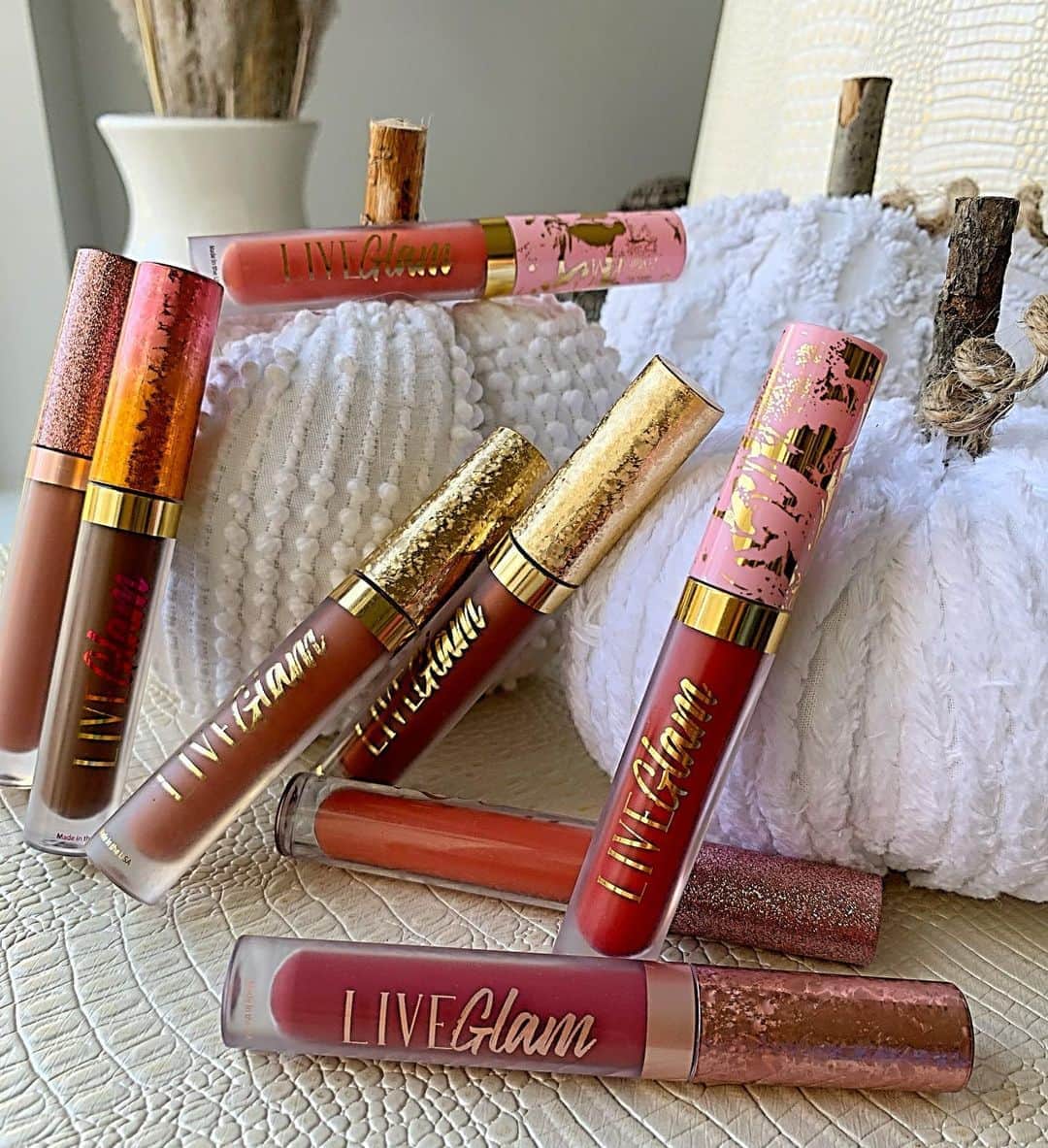 LiveGlamさんのインスタグラム写真 - (LiveGlamInstagram)「It’s officially fall 🍂😍 what ...