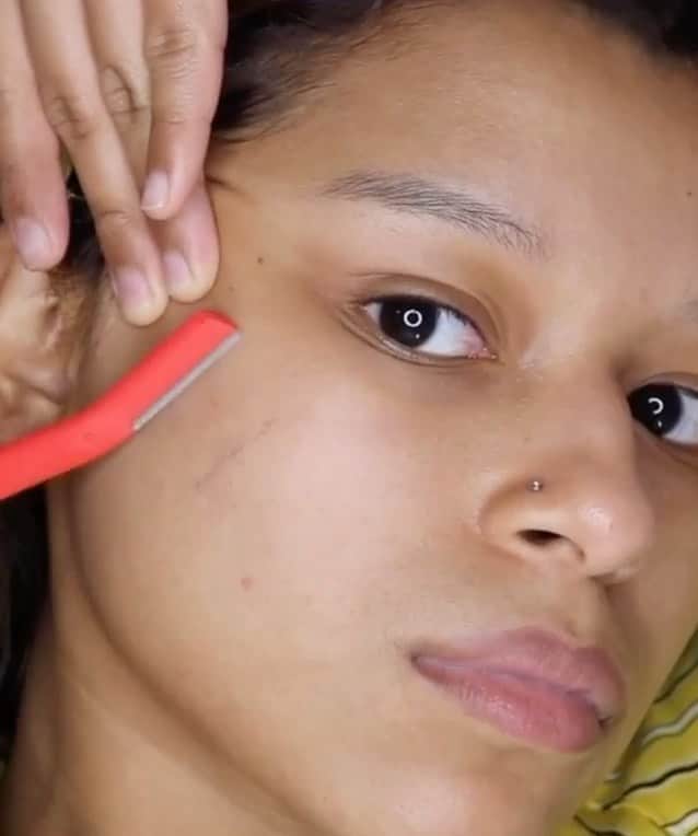 Revlonさんのインスタグラム動画 - (RevlonInstagram)「The Face Defuzzer can look ...