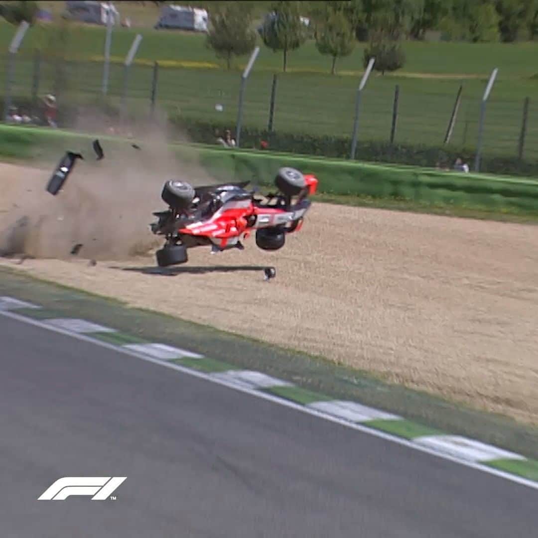 F1さんのインスタグラム動画 - (F1Instagram)「Last time out at Imola... 🤯 Backmarkers ...
