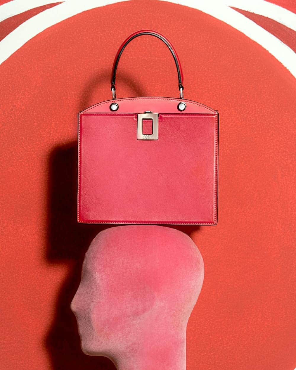 ロジェ・ヴィヴィエさんのインスタグラム写真 - (ロジェ・ヴィヴィエInstagram)「The So Vivier bag by ...