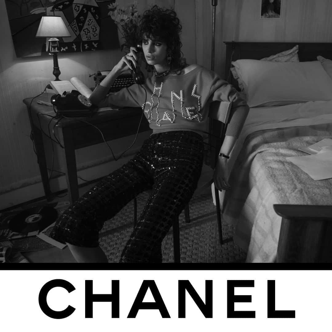 シャネルさんのインスタグラム写真 - (シャネルInstagram)「INTERIOR: MID-CONVERSATION. The ...