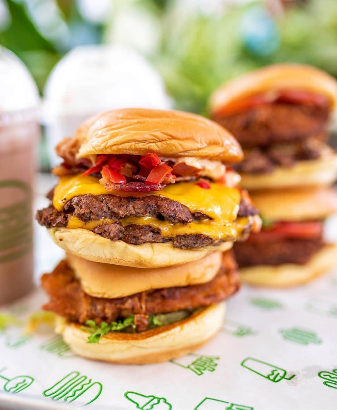 SHAKE SHACKさんのインスタグラム写真 - (SHAKE SHACKInstagram)「Official cuffing ...