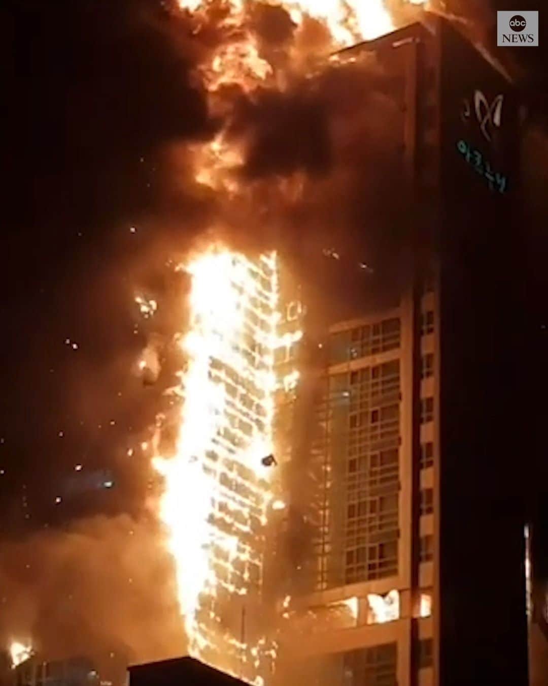 ABC Newsさんのインスタグラム動画 - (ABC NewsInstagram)「HIGH-RISE INFERNO: A massive ...