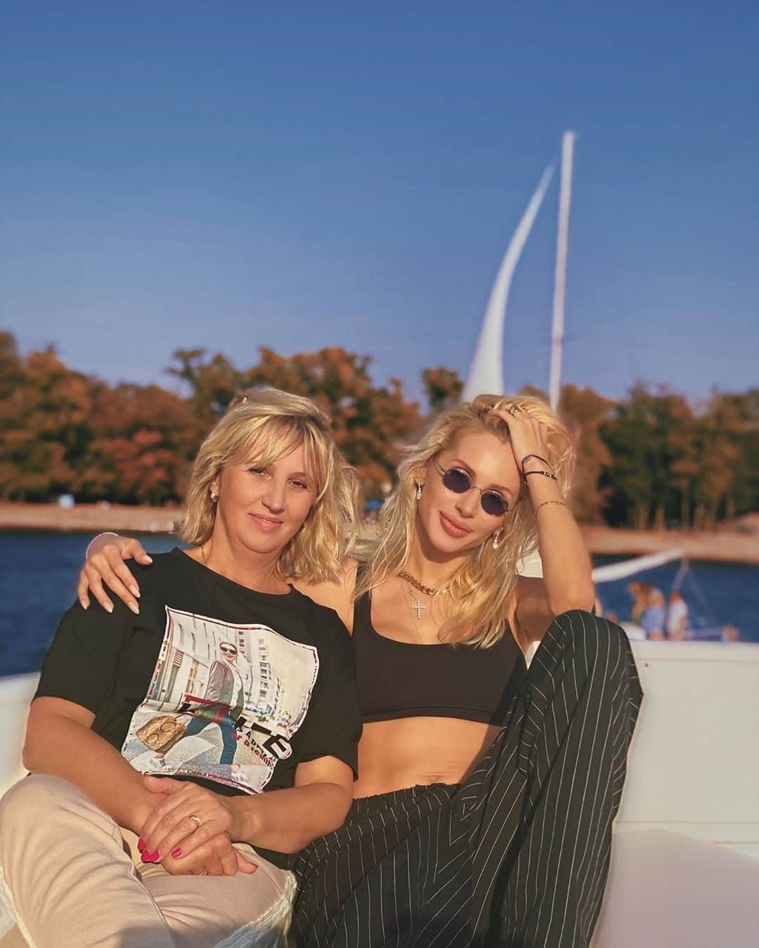 RU.TVさんのインスタグラム写真 - (RU.TVInstagram)「☀️ Светлана Loboda со своей прекрасной мамочкой! ⠀ Ставь ️ ...