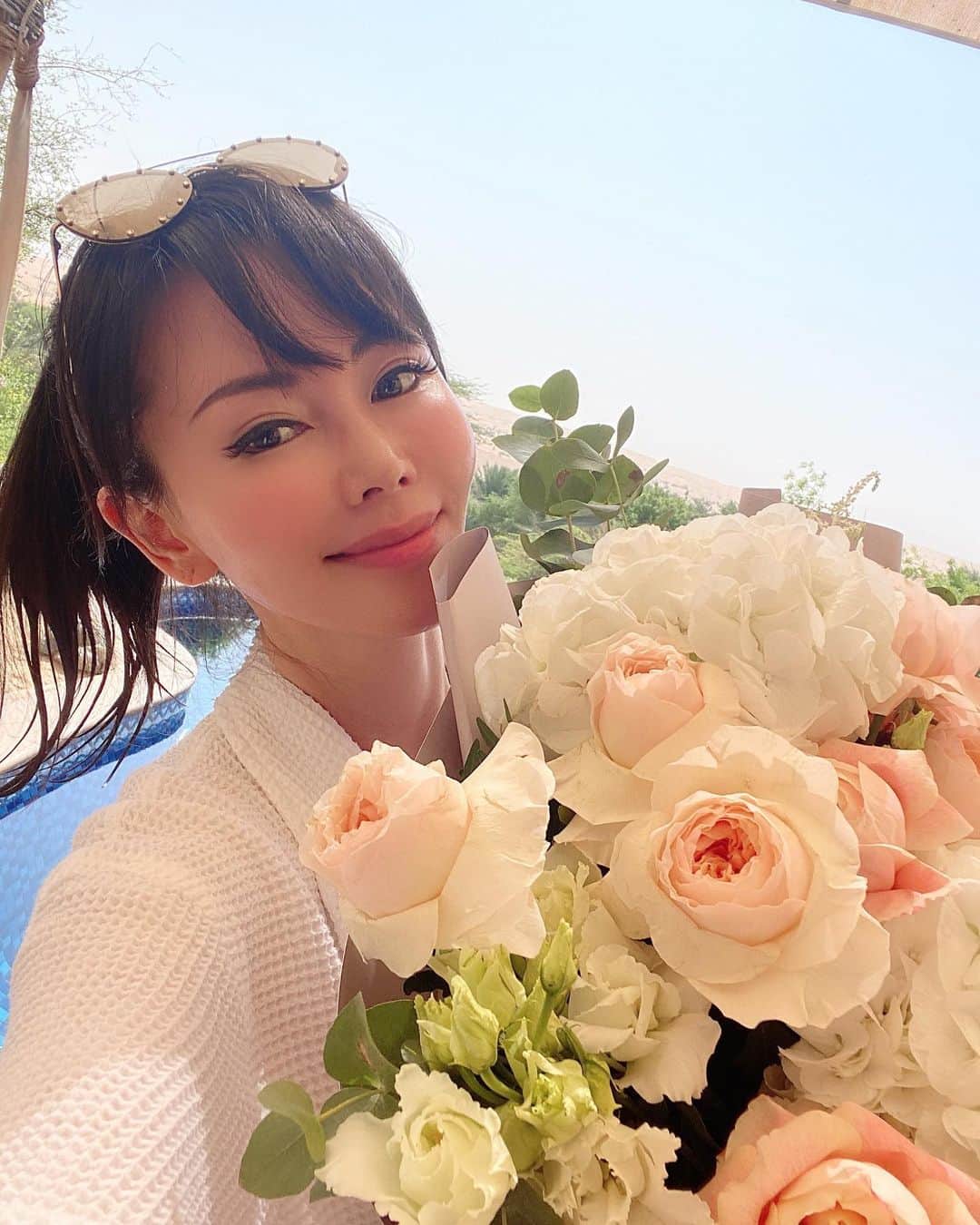 Rieさんのインスタグラム写真 Rieinstagram 「お花が一本も咲いてない 砂漠 の景色をバックに お花 がある風景が これ
