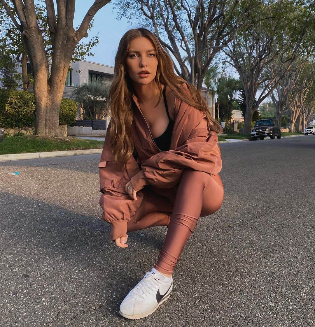 Katelyn Byrdさんのインスタグラム写真 - (Katelyn ByrdInstagram)「@alo chestnut drop has me ready for fall 🍂🦌🏉 ...