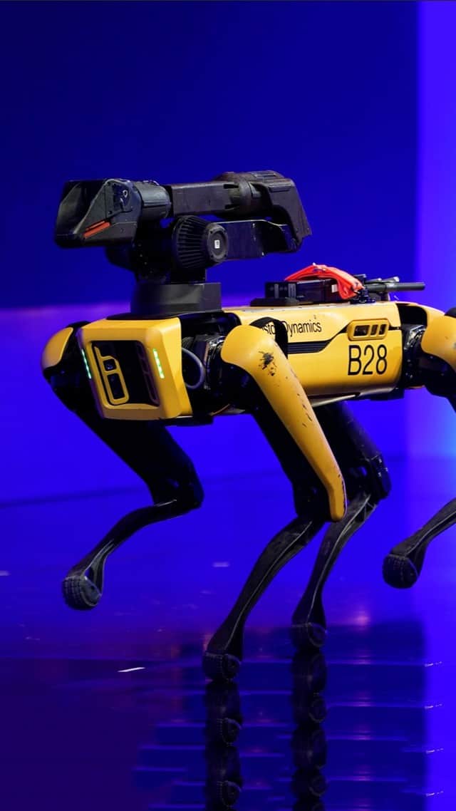 CNBCさんのインスタグラム動画 - (CNBCInstagram)「Spot, the dog-like robot made by ...