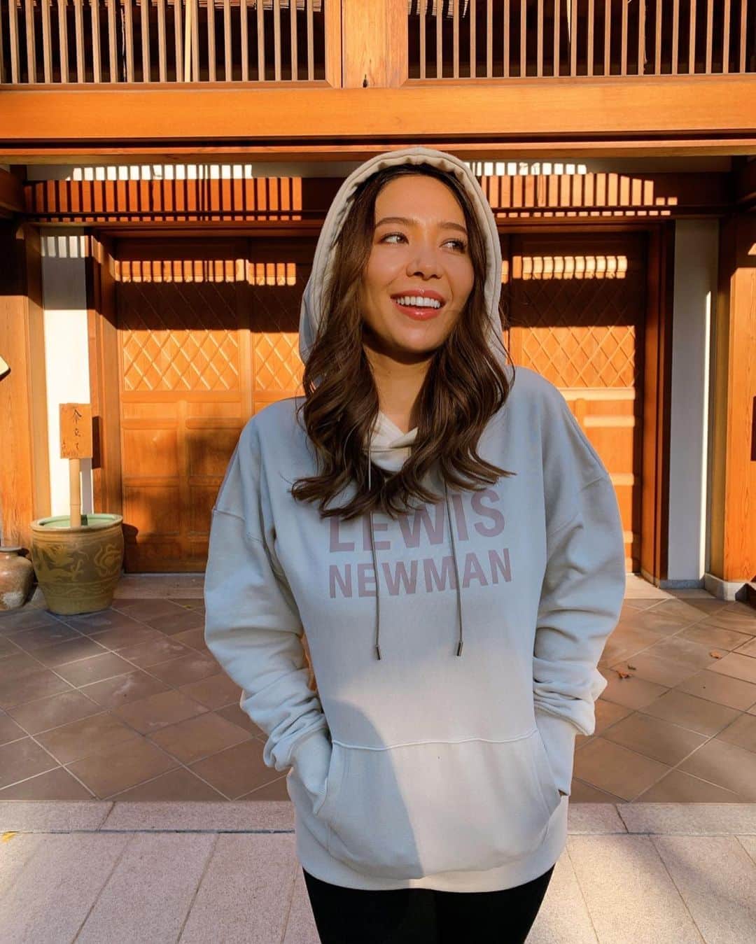 エリカ・セイラさんのインスタグラム写真 - (エリカ・セイラInstagram)「@lewis_hiro_newman ベージュのフーディは ...