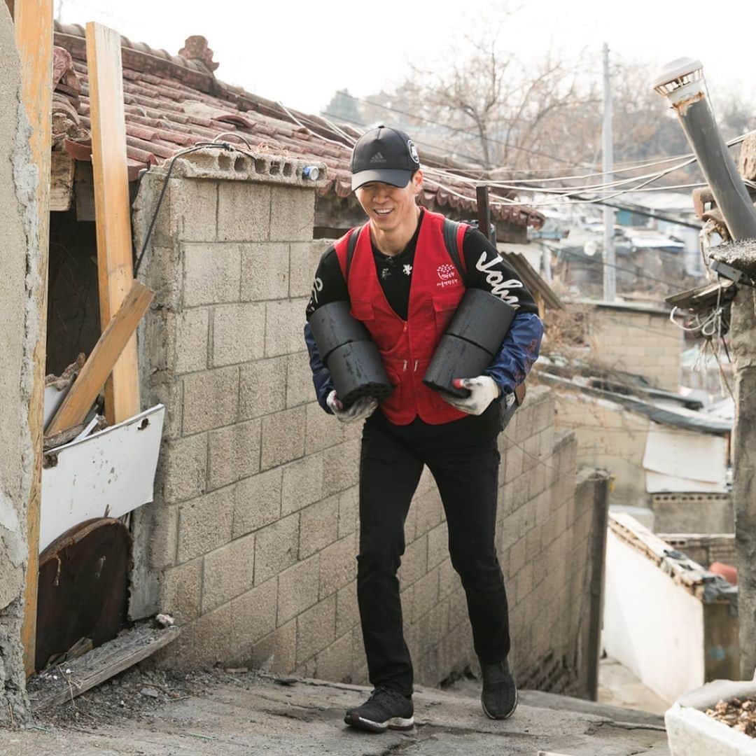 ジヌションさんのインスタグラム写真 - (ジヌションInstagram)「🖤 2020 겨울 2번째 연탄봉사 어려운 때에 몸도 마음도 ...