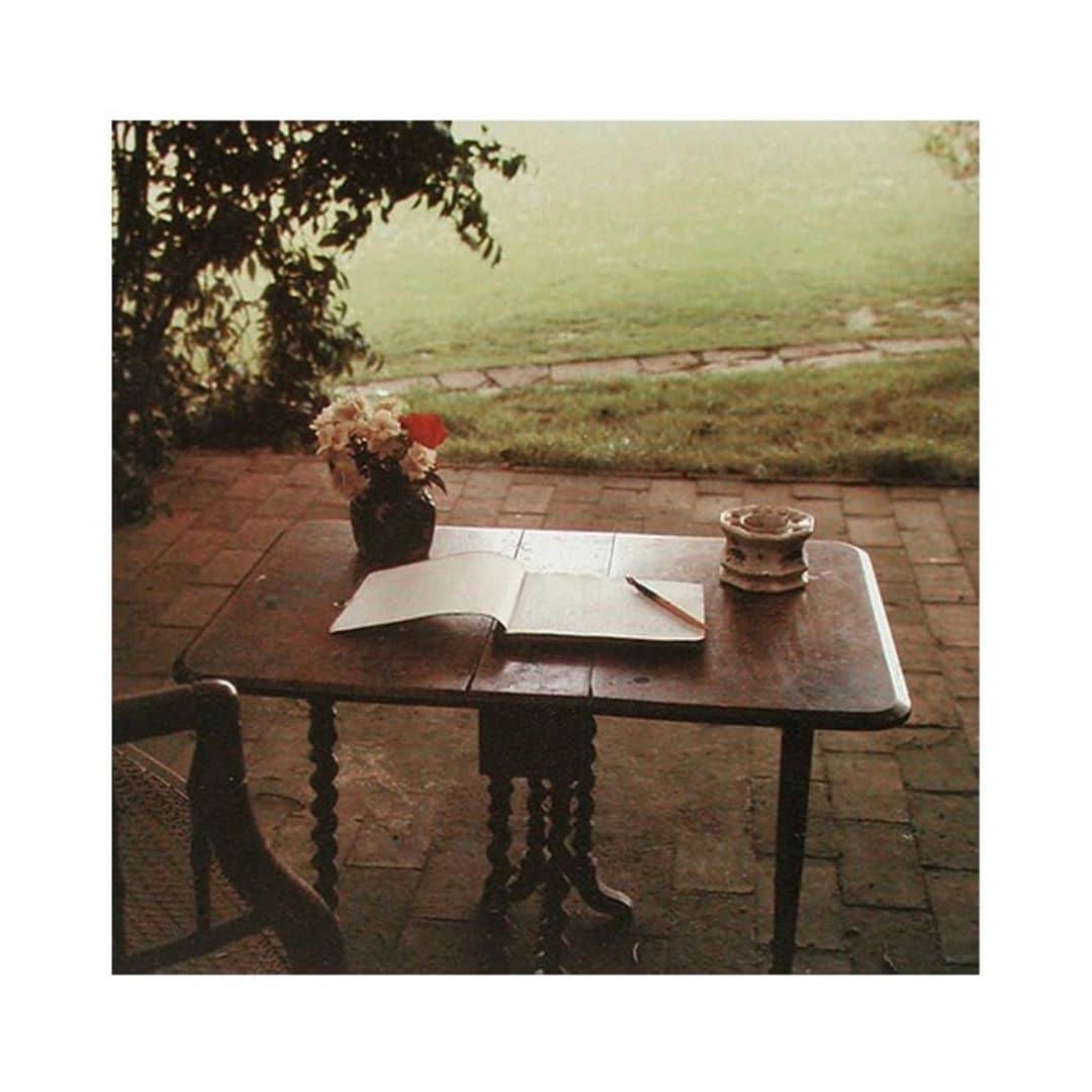ローラ・ベイリーさんのインスタグラム写真 - (ローラ・ベイリーInstagram)「Virginia Woolf’s writing ...