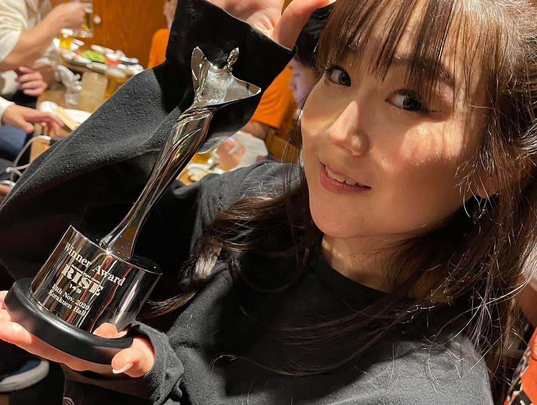 藤田早希さんのインスタグラム写真 藤田早希instagram 「貴重な経験沢山させて頂きました🙇‍♀️ サイン頂いたり、トロフィー手に