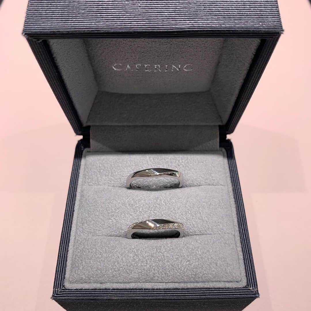 Cafe Ringさんのインスタグラム写真 - (Cafe RingInstagram)「ウェーブラインに沿うダイヤモンドが どこから見ても輝き、指を美しく見せてくれる CAFERING 人気 ...
