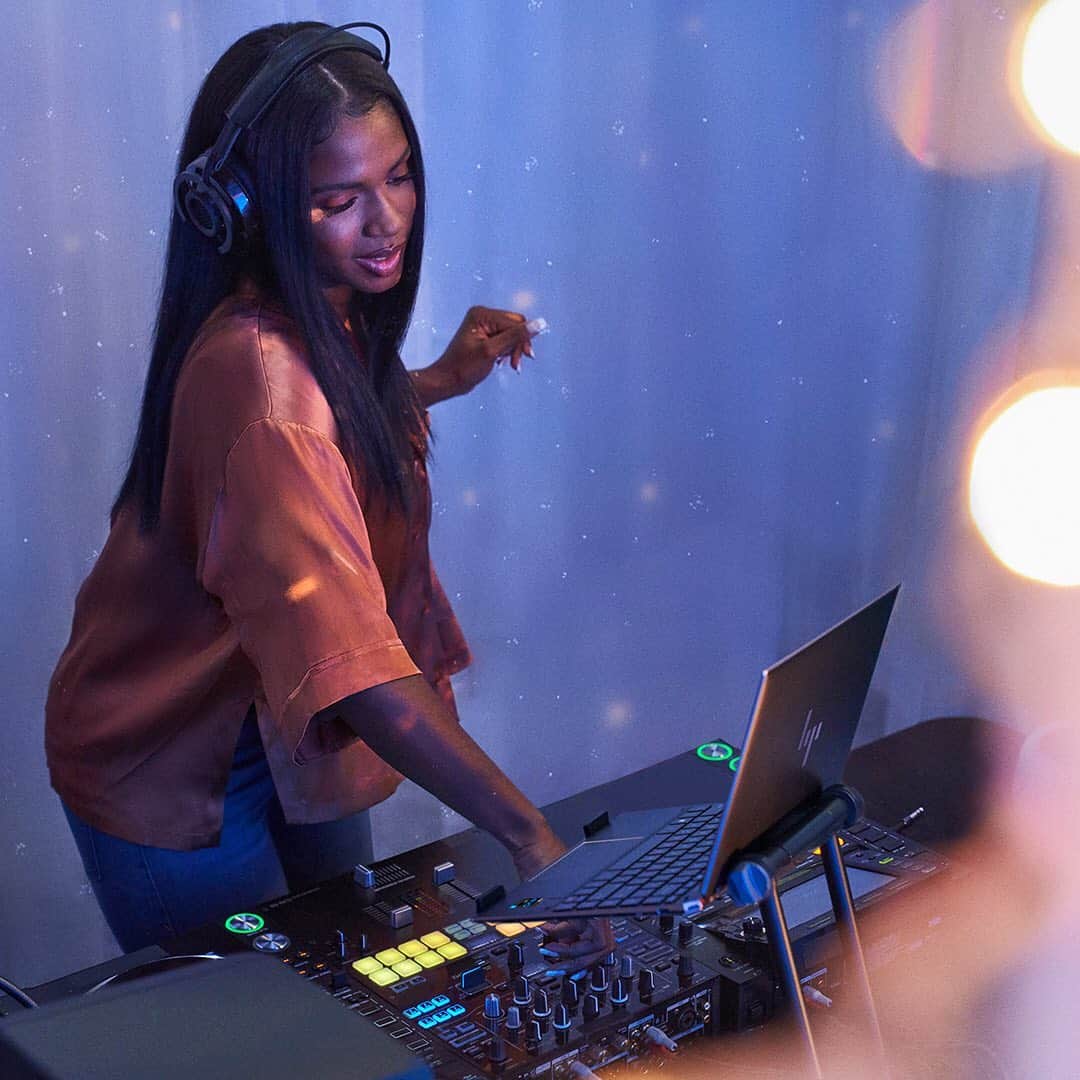 インテルさんのインスタグラム写真 - (インテルInstagram)「#SpotTheDifference: DJ, content creator and producer ...