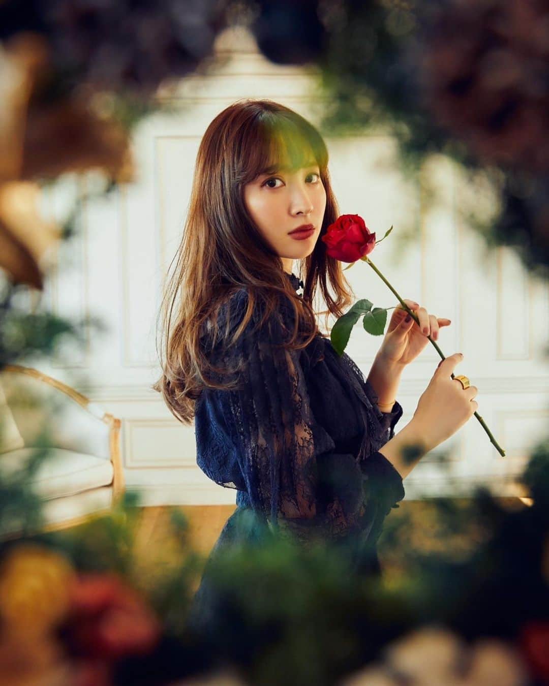 小嶋陽菜さんのインスタグラム写真 - (小嶋陽菜Instagram)「𝐇𝐞𝐫 𝐥𝐢𝐩 𝐭𝐨 𝐇𝐨𝐥𝐢𝐝𝐚𝐲🤍🎄🕯 はじまる☺️ @Herlipto」12月4日 19時23分 - nyanchan22