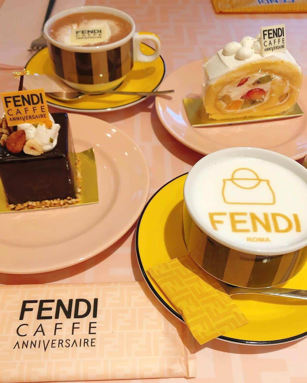 りおなさんのインスタグラム写真 りおなinstagram「 噂のfendi Cafe💛💖 ぴんく頭inピンク空間 何もかも可愛かった💝 メニューも豊富で美味しかった🤤