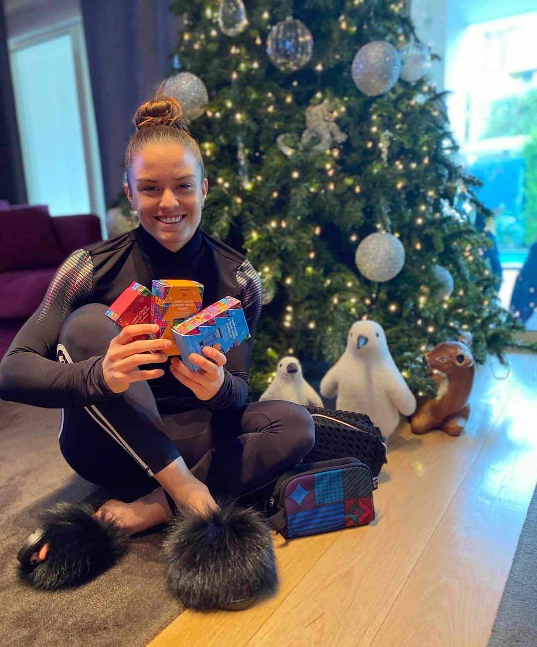 マリア・サッカリさんのインスタグラム写真 - (マリア・サッカリInstagram)「🎄🎁 GIVEAWAY TIME WITH ...