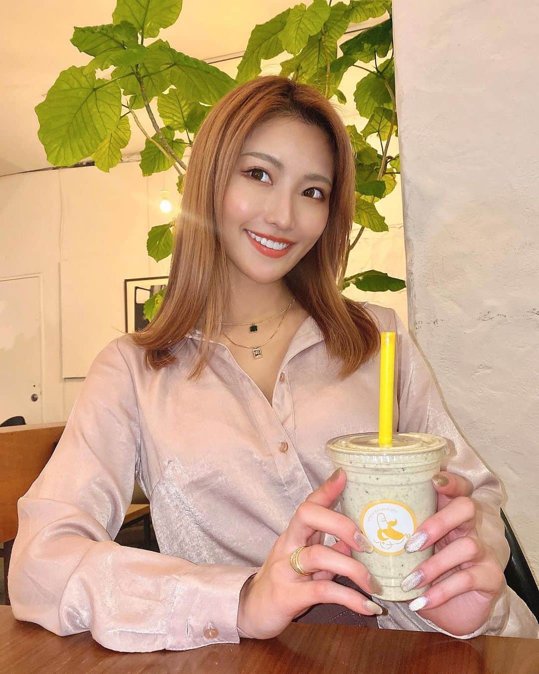 MIKAさんのインスタグラム写真 - (MIKAInstagram)「おはよん🌱 朝とっても早起きだったけど楽しみな撮影に向かってます😴🐾 ...