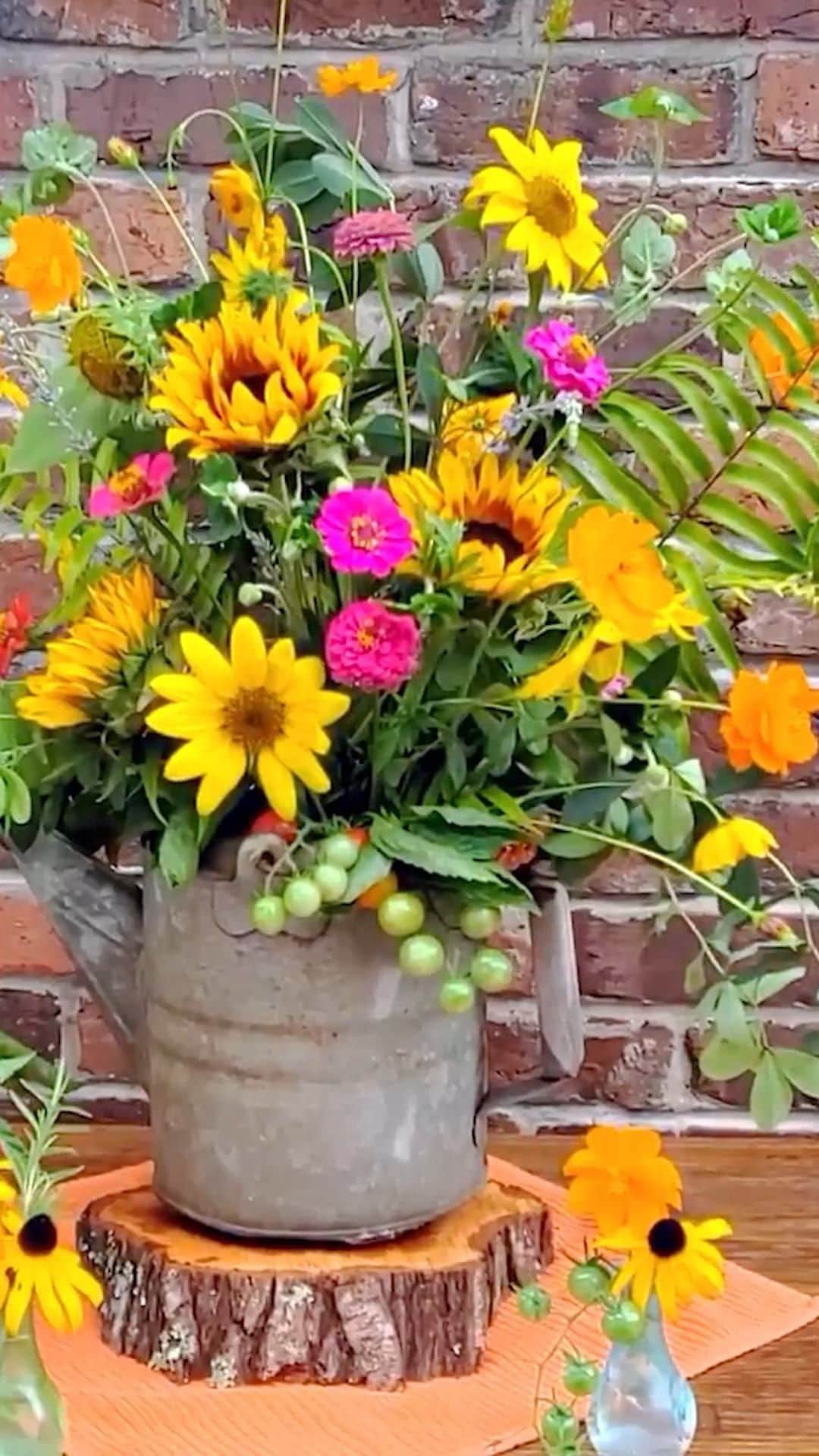 HGTVさんのインスタグラム動画 - (HGTVInstagram)「Grow beautiful bouquets for three ...