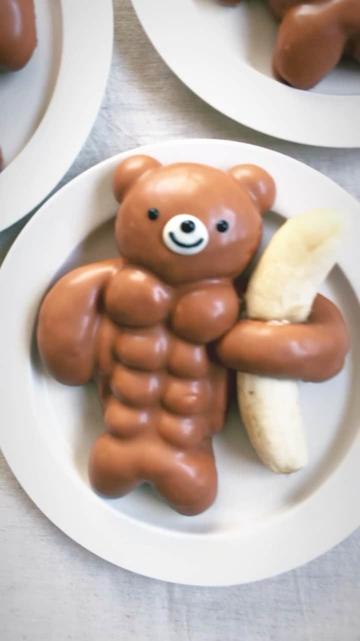 Ranさんのインスタグラム動画 - (RanInstagram)「Muscle bear bread wrapped in chocolate ...