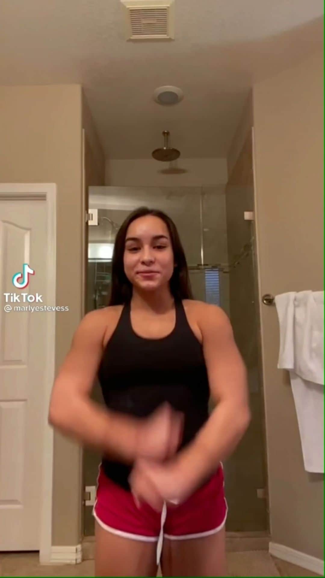 ページ・ケネディさんのインスタグラム動画 - (ページ・ケネディInstagram)「Yo shorty strong as hell lol ...