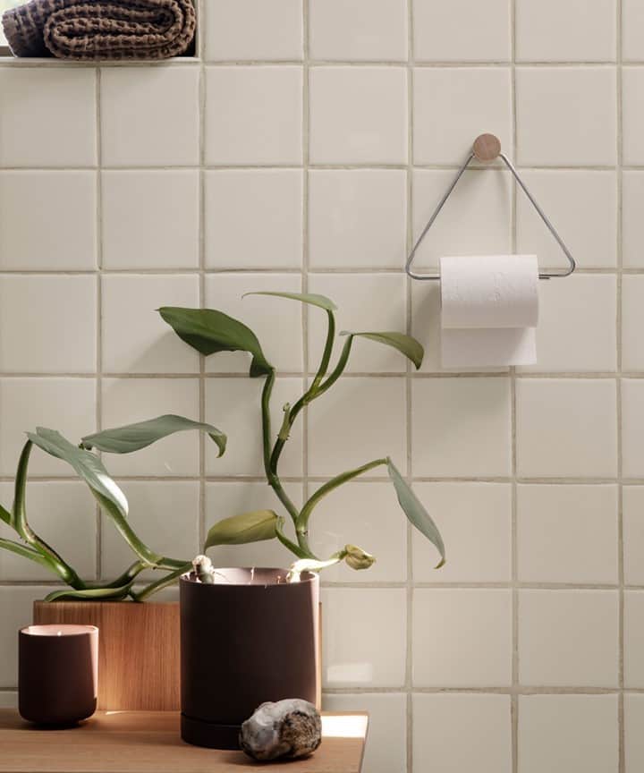 KOZLIFEさんのインスタグラム写真 - (KOZLIFEInstagram)「こんなお洒落な空間、憧れます♪ ferm LIVING(ファームリビング)のペーパーホルダーは、トイレ空間を ...