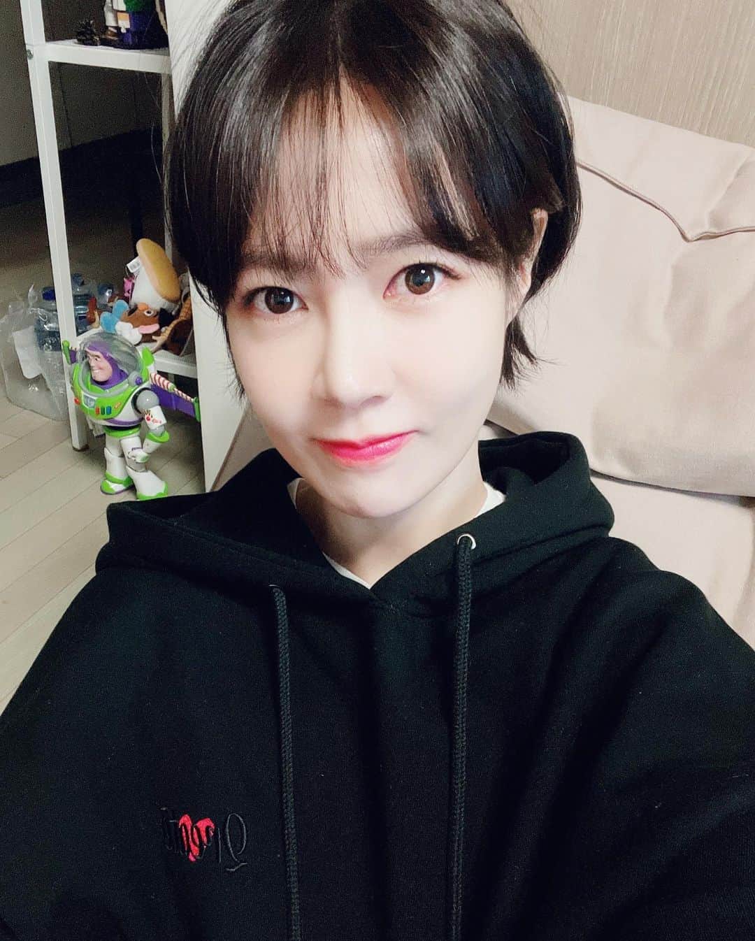 チェ・ユニョンさんのインスタグラム写真 チェ・ユニョンinstagram 「심심심심🙃 제가 입은 옷은 코로나 장기화로 어려움 겪고