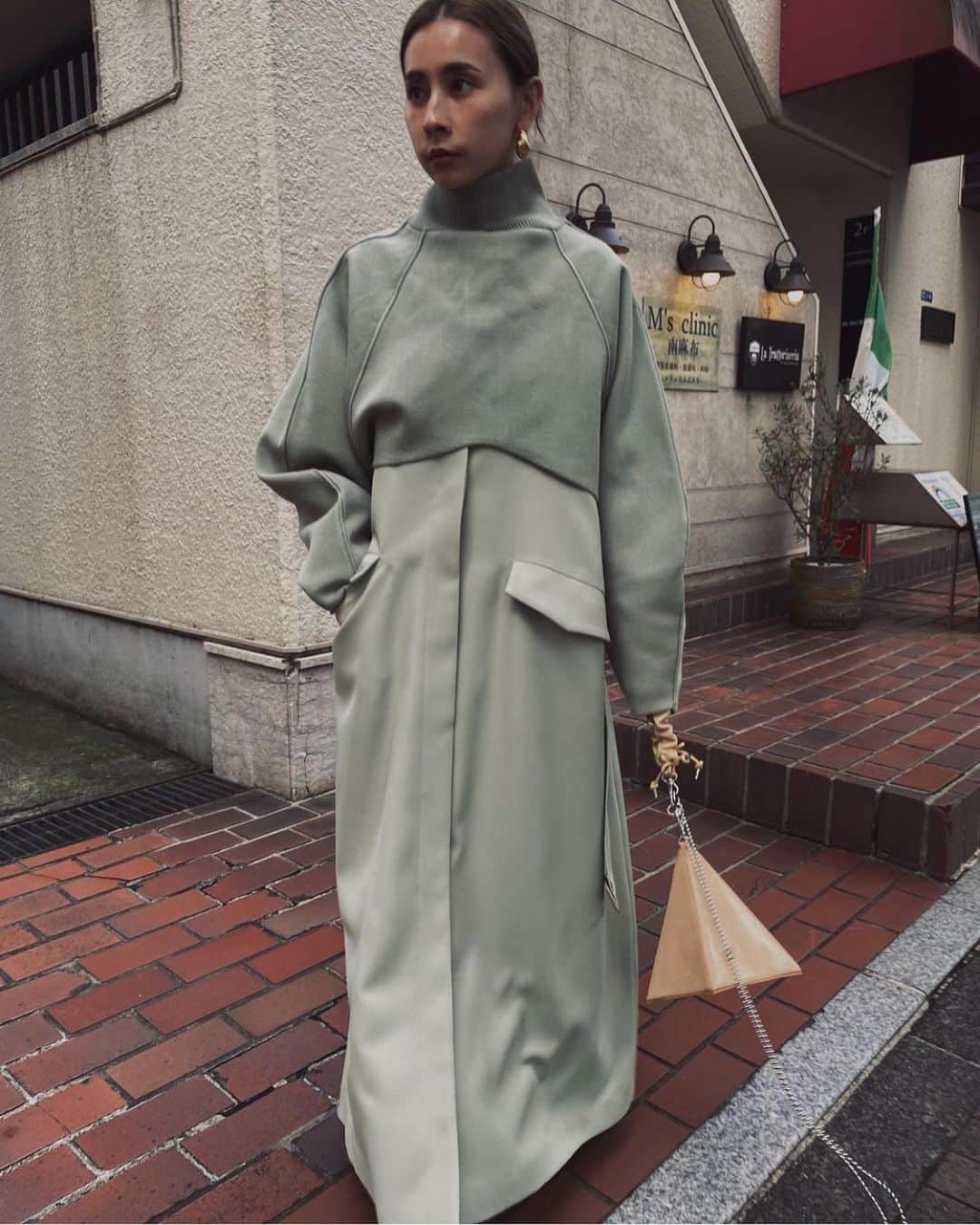 黒石奈央子さんのインスタグラム写真 - (黒石奈央子Instagram)「あめりふく . . BOTTLE wave sleeve coat ¥30000 2/2 roundness ...