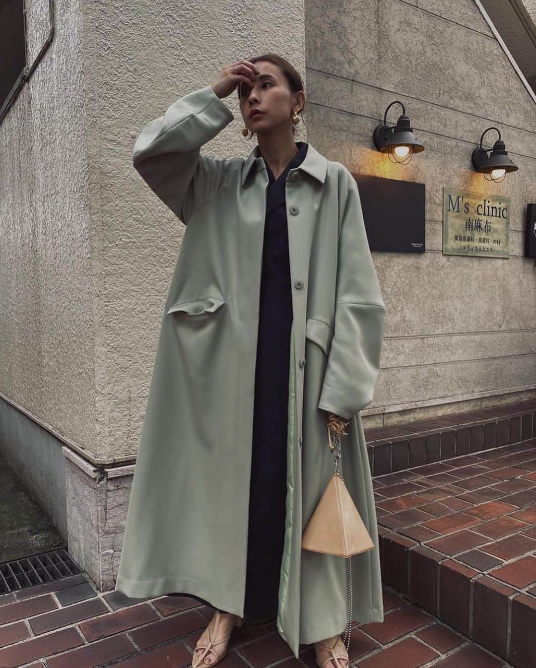 黒石奈央子さんのインスタグラム写真 - (黒石奈央子Instagram)「あめりふく . . BOTTLE wave sleeve coat ¥30000 2/2 roundness ...