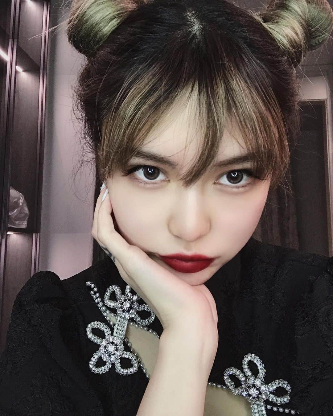 Grace Chowさんのインスタグラム写真 - (Grace ChowInstagram)「素颜用轻颜的“周扬青滤镜”拍了张照～哇！真的和我 ...