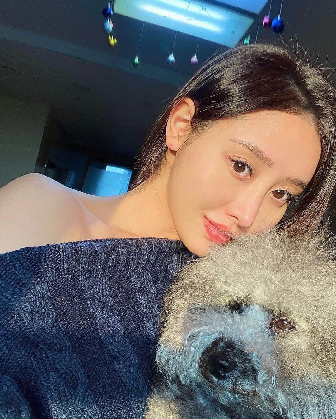 Rossyさんのインスタグラム写真 - (RossyInstagram)「오랜만에 귕영웅 발망찌랑 셀카 투척 🐨🦥🦦」2月2日 21時19 ...