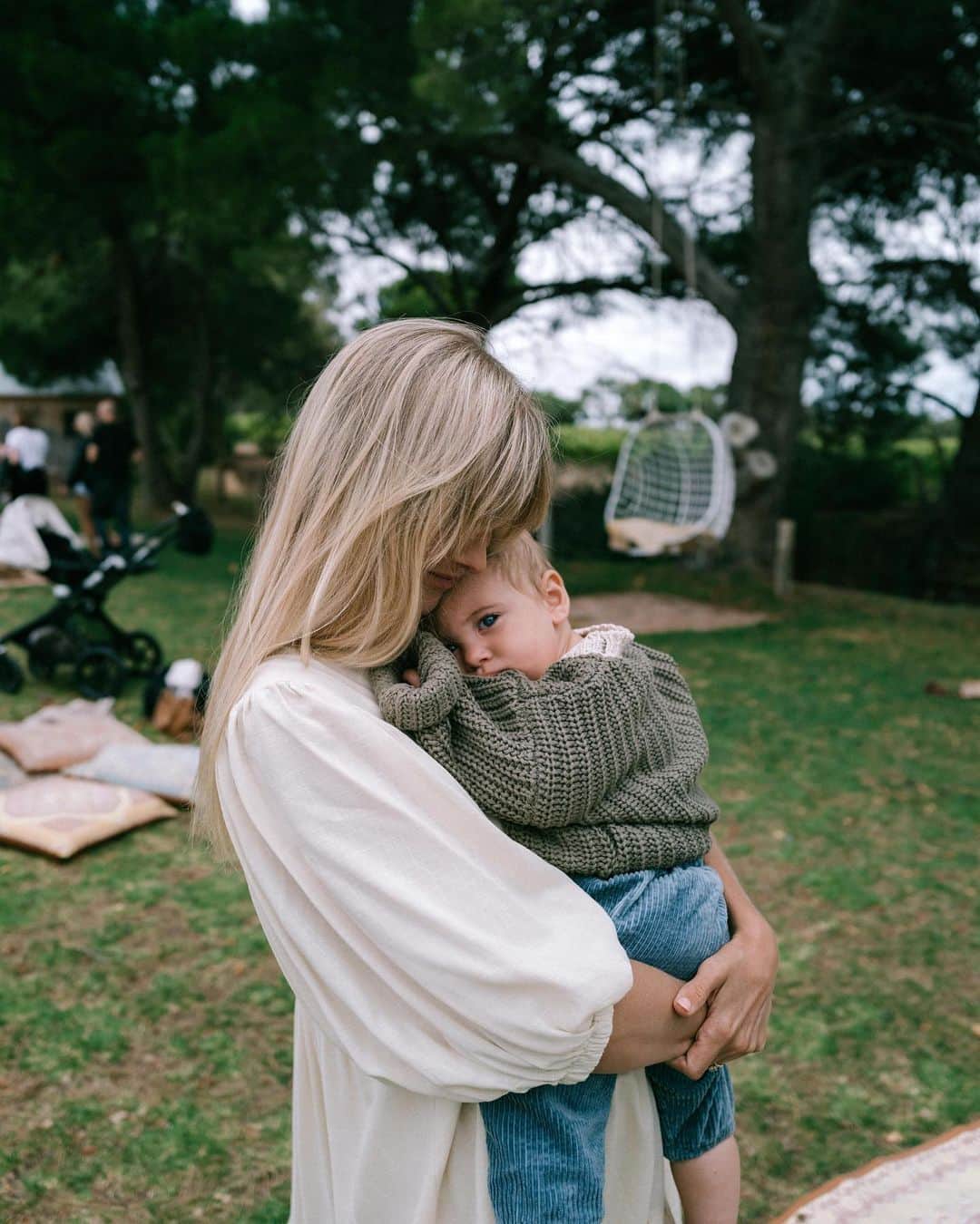 エリー・バレンさんのインスタグラム写真 - (エリー・バレンInstagram)「when he nuzzles into my chest ...