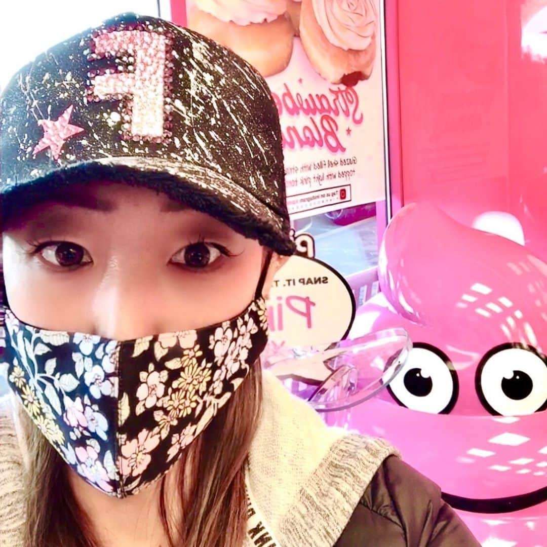 村主章枝さんのインスタグラム写真 - (村主章枝Instagram)「With happy poopy doughnut😂 ハッピードーナツ ...