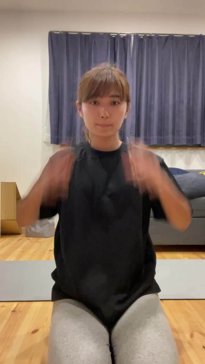 Isari Shintaniさんのインスタグラム動画 - (Isari ShintaniInstagram)「簡単なヨガと瞑想」5月16日 ...