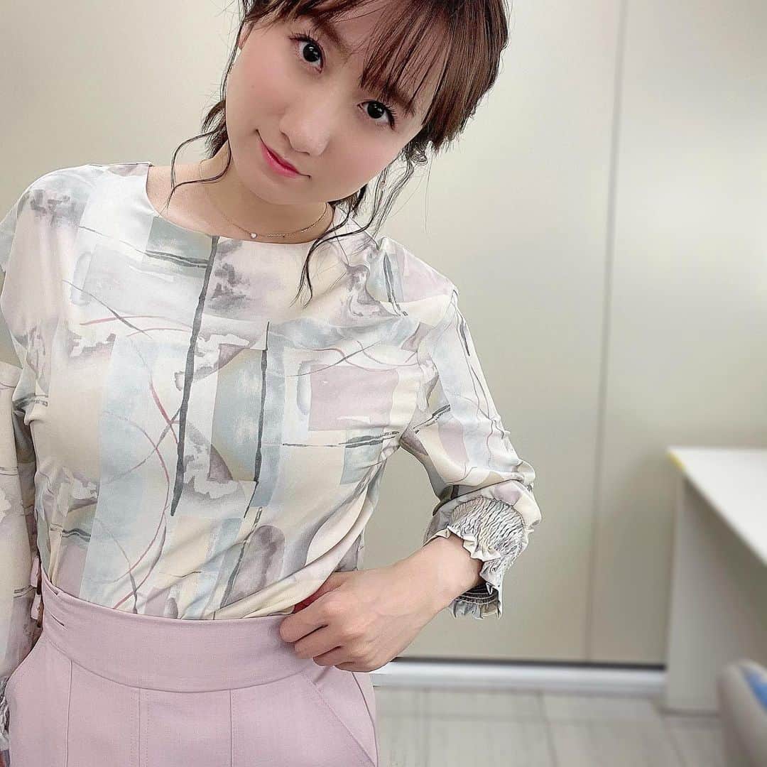 吉井明子さんのインスタグラム写真 - (吉井明子Instagram)「こんにちは☺️ この日は…西洋の絵画のような淡い色合いのブラウスと ...