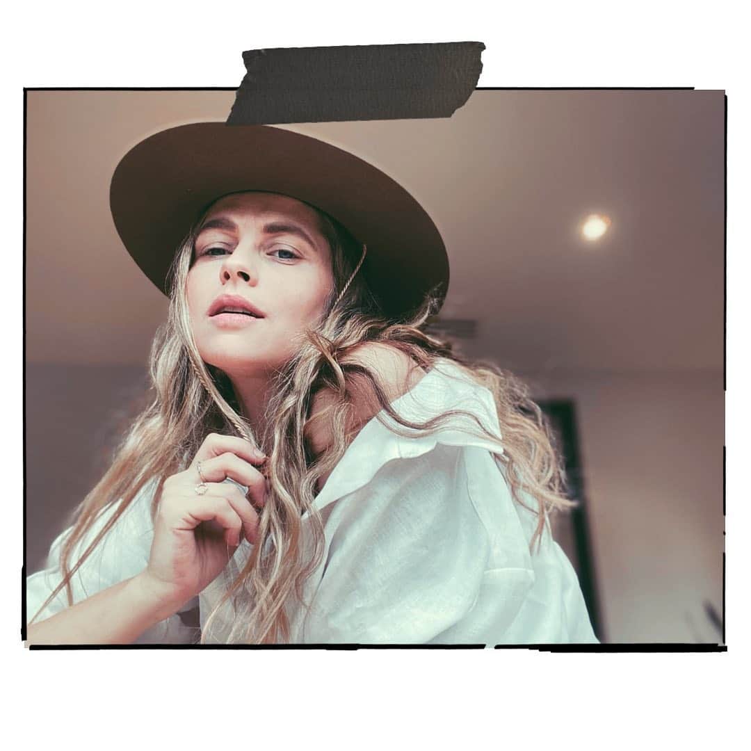 テリーサ・パーマーさんのインスタグラム写真 テリーサ・パーマーinstagram 「c A N V S X H K Canvs
