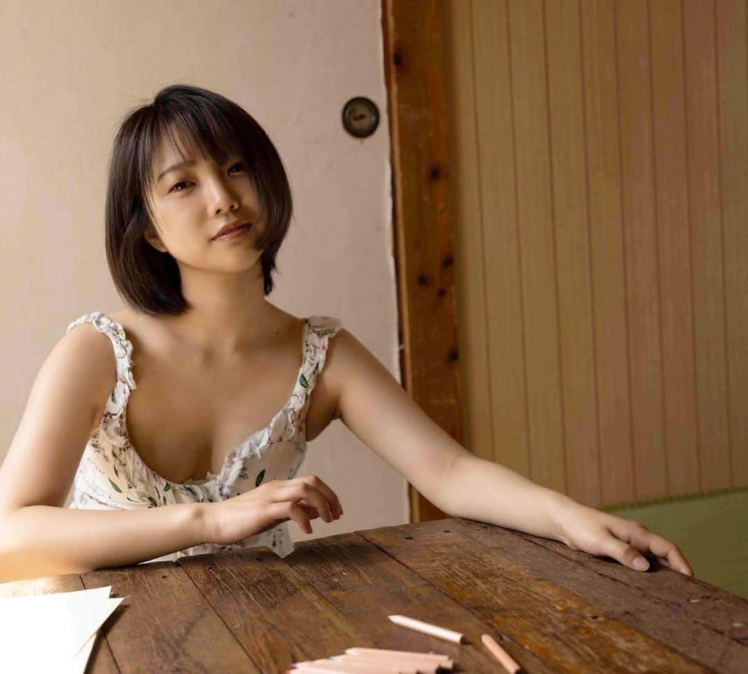 戸田真琴さんのインスタグラム写真 戸田真琴instagram 「戸田真琴5周年記念写真集 ｢まことのうそ｣ 徳間書店さんから発売中です🍉