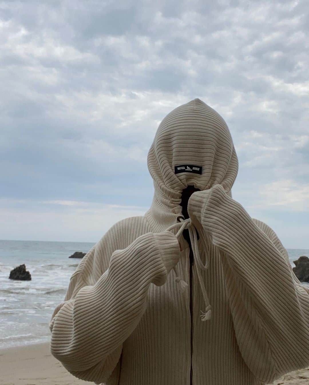 Julia Kellyさんのインスタグラム写真 - (Julia KellyInstagram)「Palm readers wanted 🏽 ...